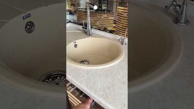 Установка кухонной мойки, смесителя и сифона.