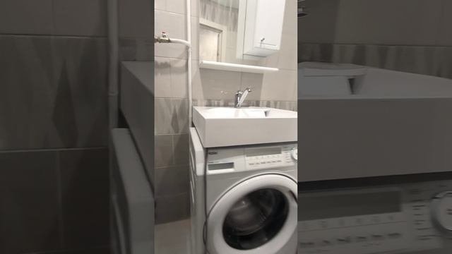 Установка раковины над стиральной машиной. Оптимальное решение для небольшой ванной комнаты.