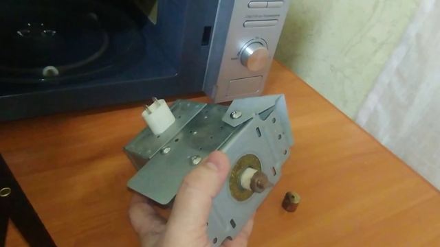 Искрит внутри микроволновой печи. Замена слюды.