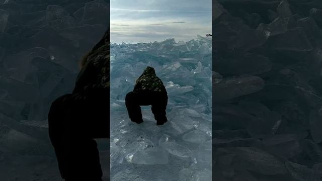 Льдины выбросила на берег Байкала