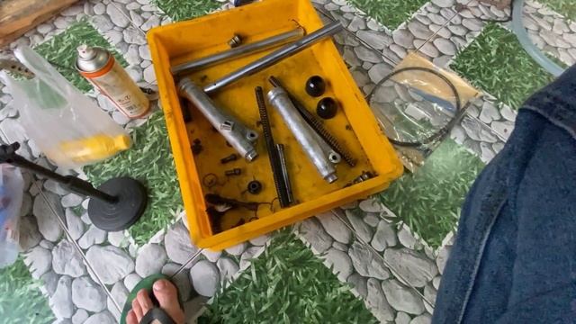 Мотоцикл больше жив чем мертв. Разрезаю пространство с диким ревом и клубами дыма!