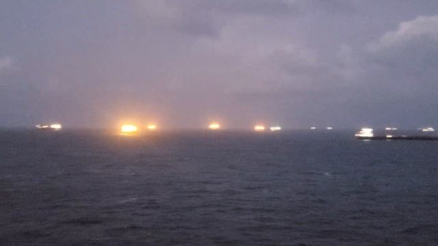 Утро. Очередь на проход Панамского канала
