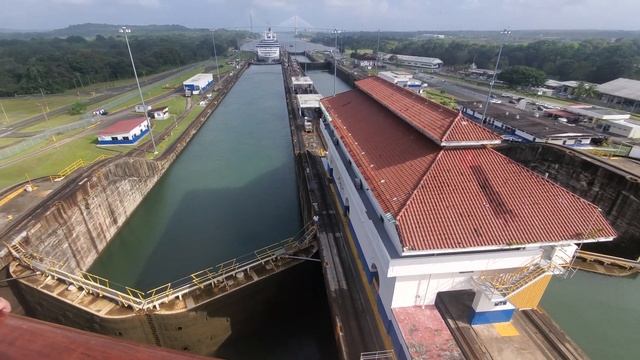 Подъём на 3й уровень - уровень озера Гатун - Панамского канала