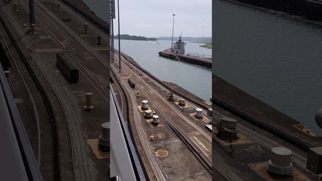 Заход в верхний шлюз Панамского канала из озера Гатун