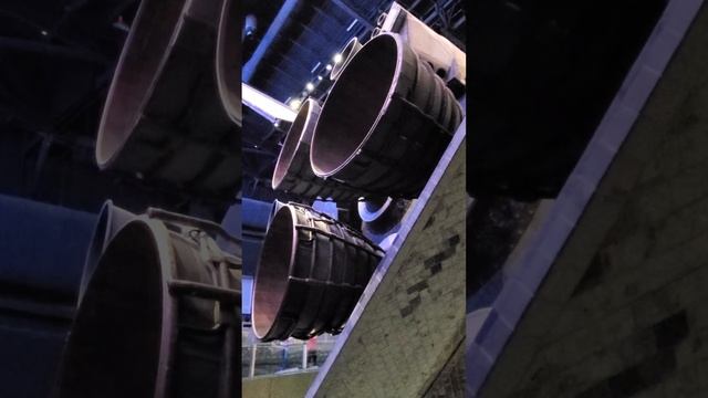 Шаттл Atlantis в павильоне в Kennedy Space Center. Orlando. DEC 2023