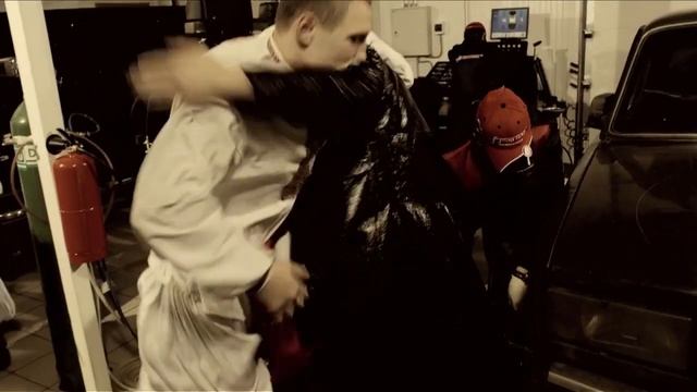 Жесткая  драка в шиномонтаже