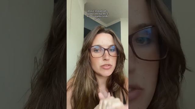 romance sáfico com clichê nerd e popular