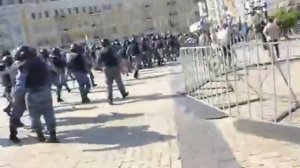Снос палаток. "Работают" под прикрытием "Беркута".