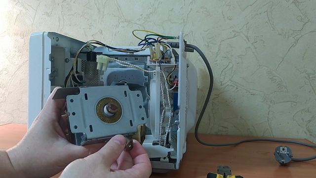 Искрит внутри микроволновой печи. Замена колпачка магнетрона.