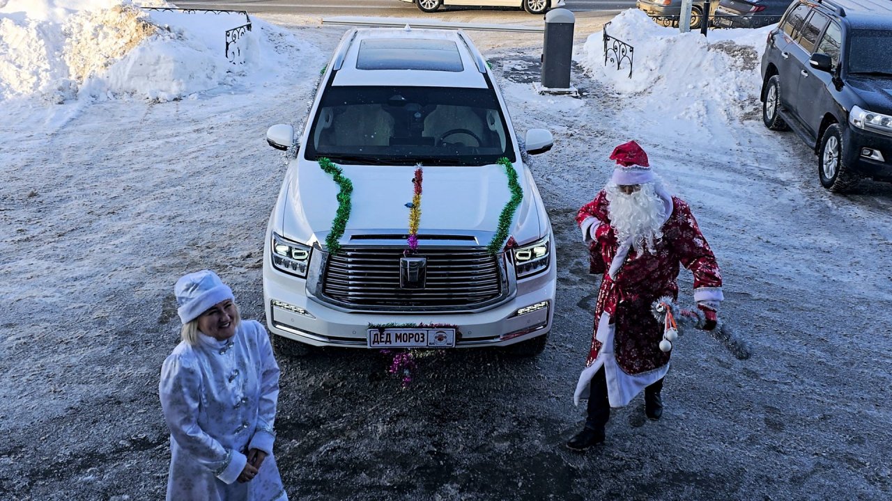 С новым годом! Поздравления деда Мороза и Снегурочки