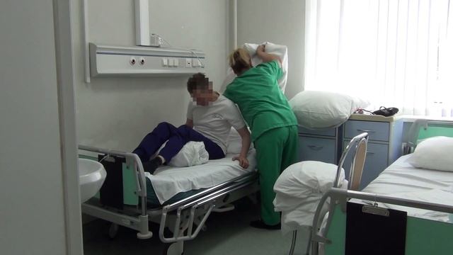 Позиционирование лежачего пациента на спине с приподнятым изголовьем