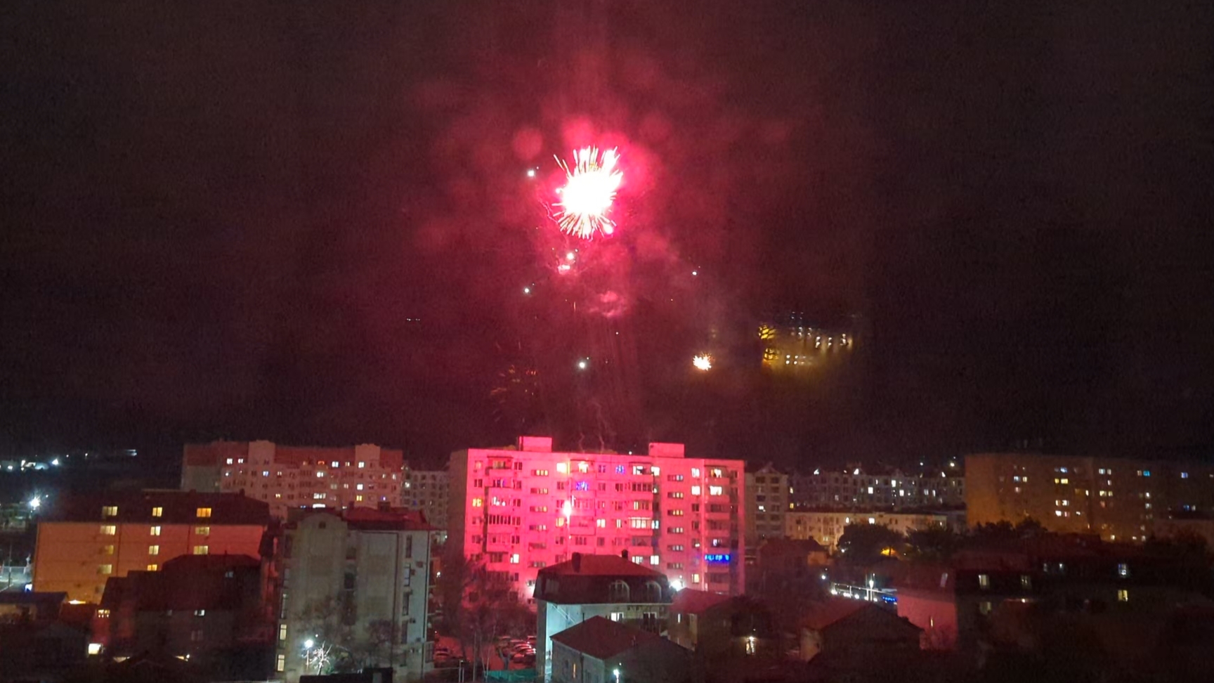 С Новым Годом, Геленджик!!! Новогодняя ночь и салют на улицах города) 1 января 2025 года Без звука!
