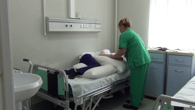 Позиционирование пациента после инсульта на здоровом боку