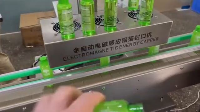 Автоматическая линия розлива жидкостей, автоматическая укупорочная машина с индукционной запайкой