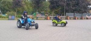 Прогулка с детьми в парке  с развлечениями