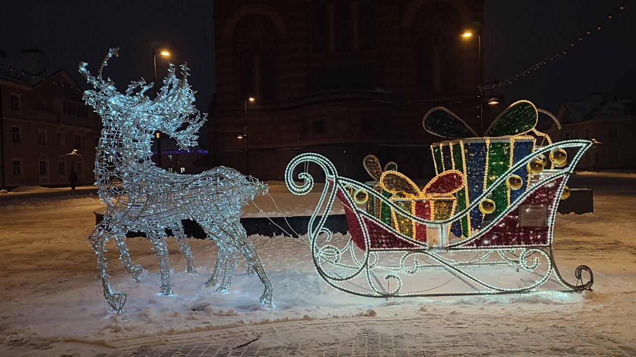 Вечерний город. Новогодняя суета, растут деревья из гирлянды, олени и подарки, все дышит новым годом