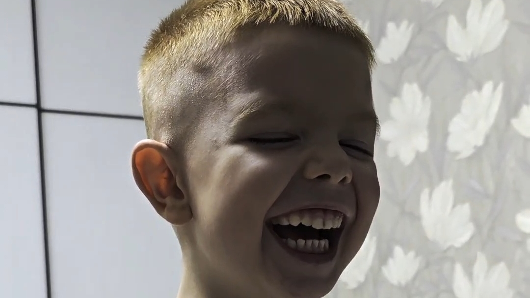 Арсений и Тимур.Тимур устроил брату забавный челлендж: сможешь встать?"