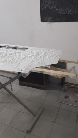 Смывка краски на капоте, бюджетно и без пыли