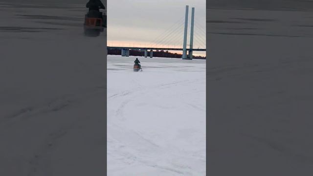 Гоняем на новом бюджетном снегоходе с гусеницей 600 ми #shorts