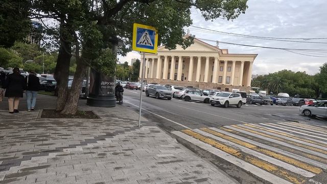 Сочи. К Зимнему театру. 2024.