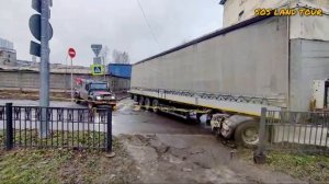 Фура застряла на перекрестке