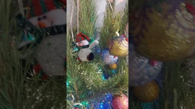 Новогоднее украшение ёлочки. Стол на Новый год.