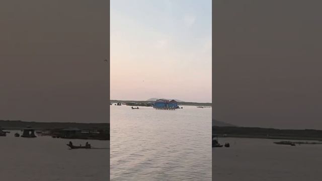 Плавучая деревня и крокодилы / Камбоджа
