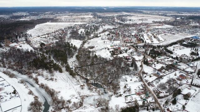Полёт зимой над речкой в метель