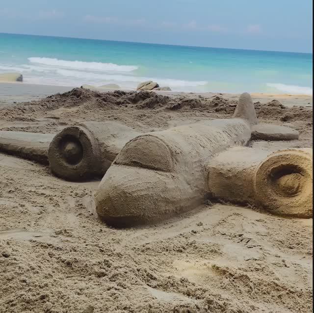 Самолет с турбинами из песка на пляже Пхукета