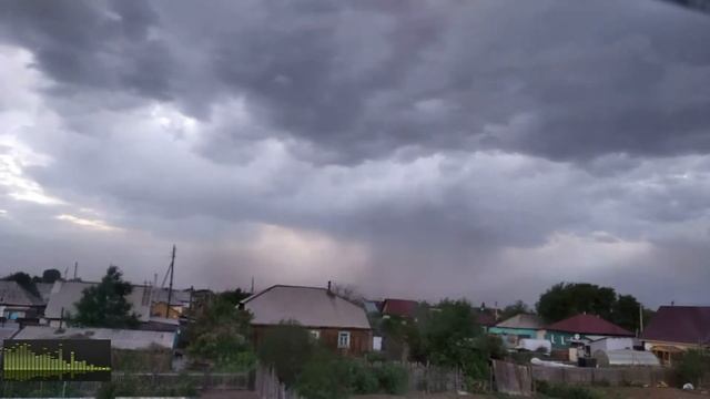 Слабая гроза с пылевым шквалом 31 мая 2022