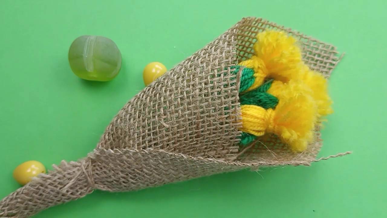 Цветы гвоздики из ниток с помощью расчески: делаем сами