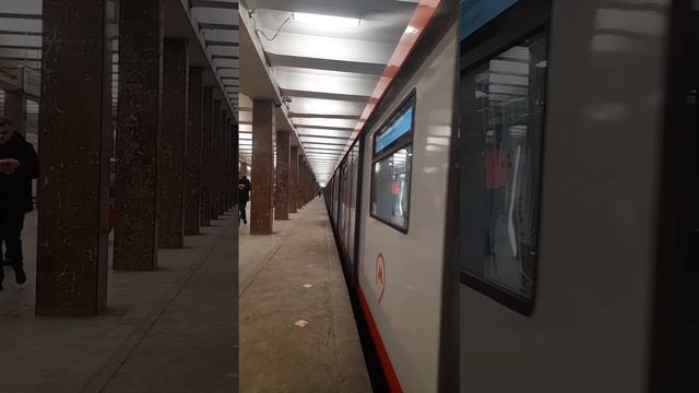 Поезд  Москва 2024 уезжает со станции Речной вокзал