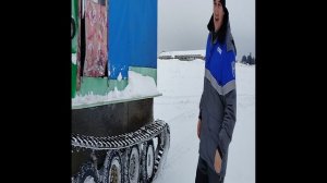 Катаю детей на вездеходе в деревне.