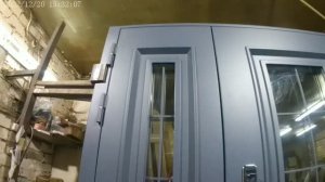 Дверь Медведь входная с терморазрывом , филенкой , стеклопакетом и решеткой в английском стиле