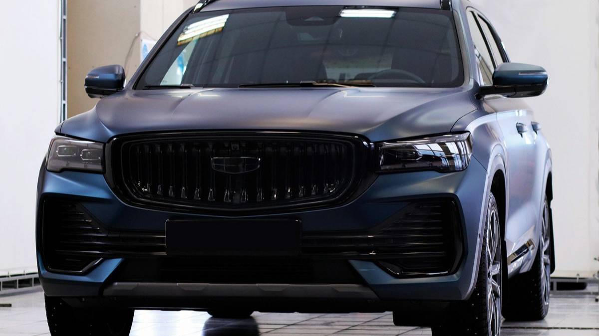 Оклейка матовой плёнкой и антихром на Geely Monjaro.
