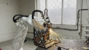 Промышленный робот для обрезки литниковой системы
