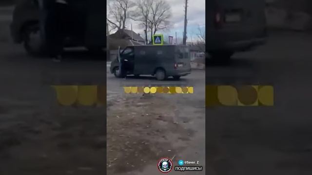 В Дымере Киевской области парень попытался вызволить мужчину из микроавтобуса ТЦК, но безуспешно.