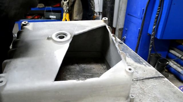 Сварка Аргоном поддона АКПП грузового автомобиля VOLVO. (проверка мелом на керосин )