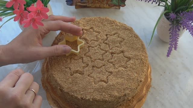 Январь 2025 года. Сочельник. Эустома. Торт Медовик. Куриное заливное на Праздник Рождества