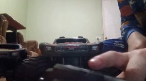 катаемся на машинках по препятствиям