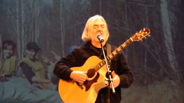 Дмитрий Бикчентаев исполняет песню "Поедем на Юшут".