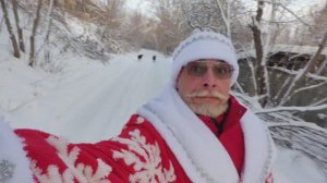 ❄️ **Омичи, как вы встретили Новый год?** ❄️🌫️
У Дед Мороза даже шуба серая стала 2025. ТЭЦ-5