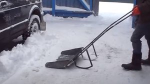 Скребки снега с колесиками и на полозьях - разница