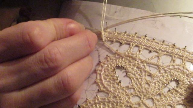 Продолжаю плести тот же воротник.