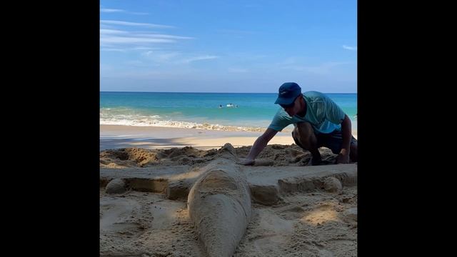 Самолет - истребитель из песка на пляже Пхукета