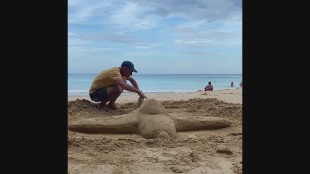 Самолет СССР времен ВОВ-2 из песка на пляже Пхукета
