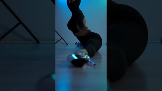 Красивый танец у шеста