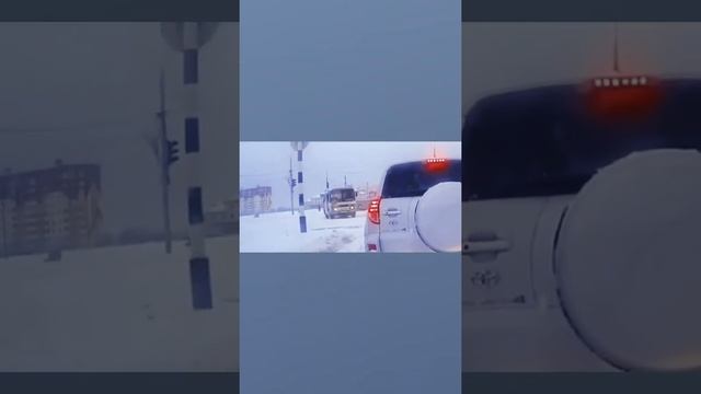 автобус тоже в теме дрифта "боком"