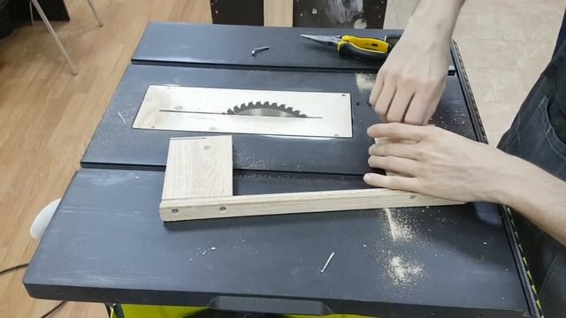 Распиловочный станок Ryobi RTS1800 - Приспособление для установки расстояния до параллельного упора