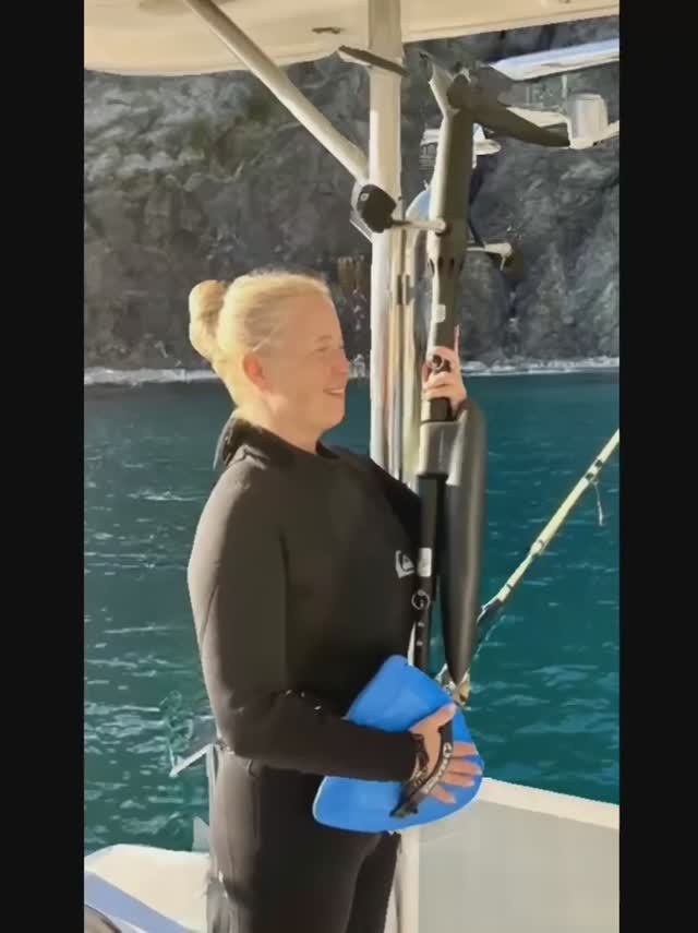 Учимся плавать в бассейне, продолжаем в море!